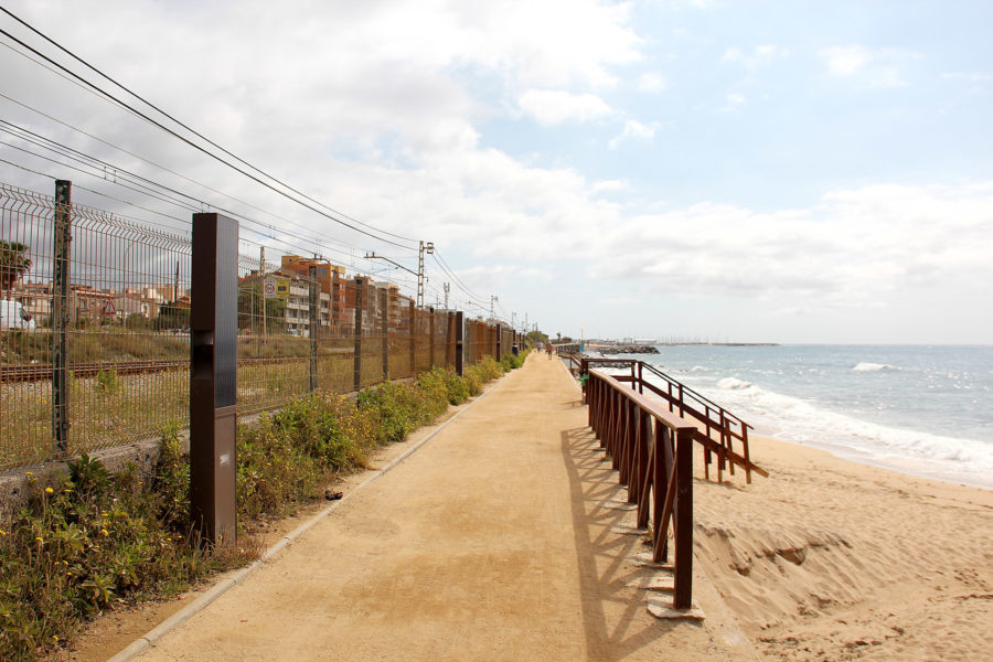 Paseo marítimo en Premià de Mar | Luminaria Volta M | Salvi Lighting ...