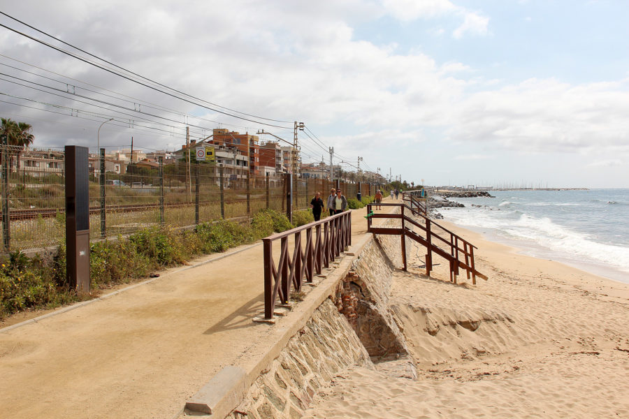 Paseo marítimo en Premià de Mar | Luminaria Volta M | Salvi Lighting ...